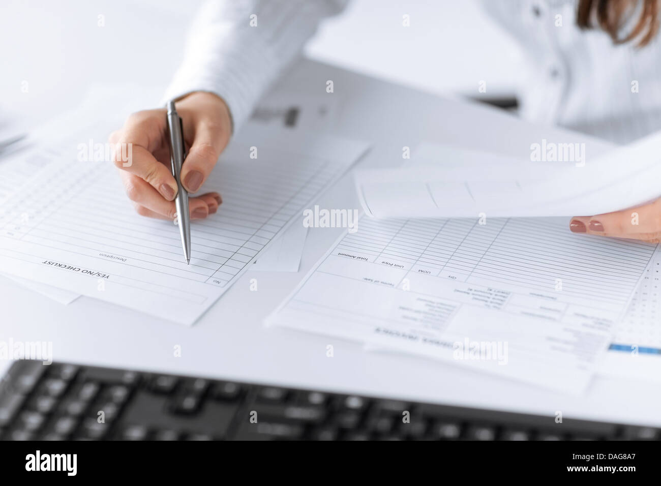 woman hand filling in blank paper or document Stock Photo - Alamy