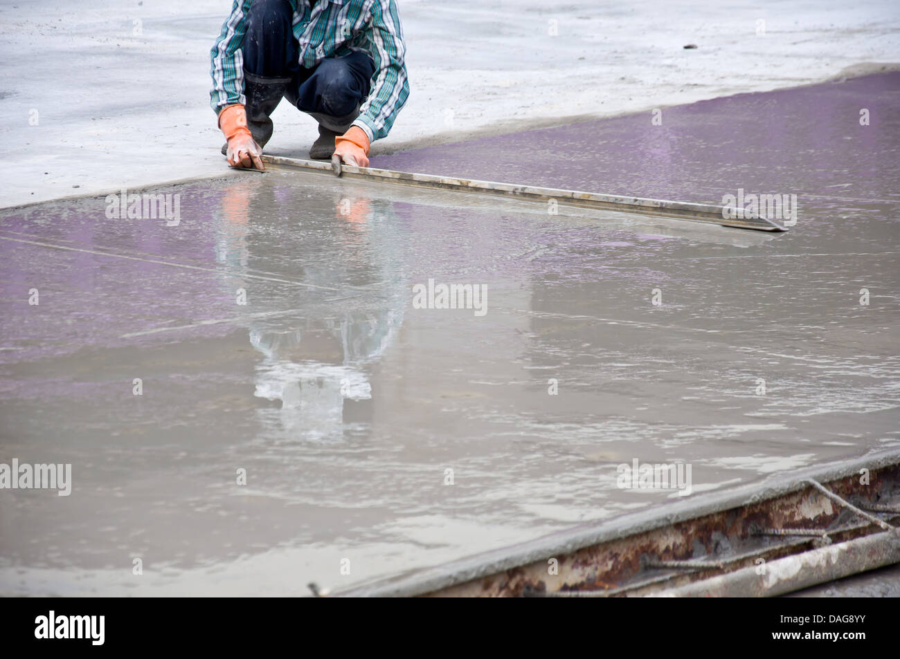 Man builder working cement hi-res stock photography and images - Alamy