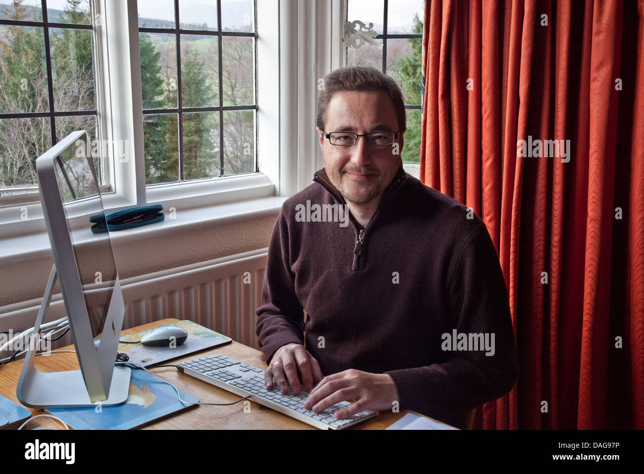 Writer at desk hi-res stock photography and images - Alamy