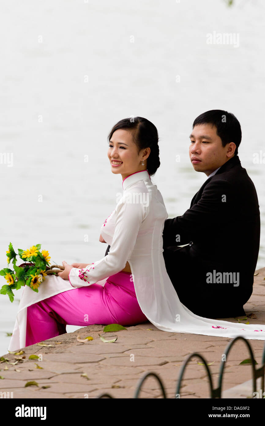 Bride groom vietnamese wedding hanoi hi-res stock photography and ...