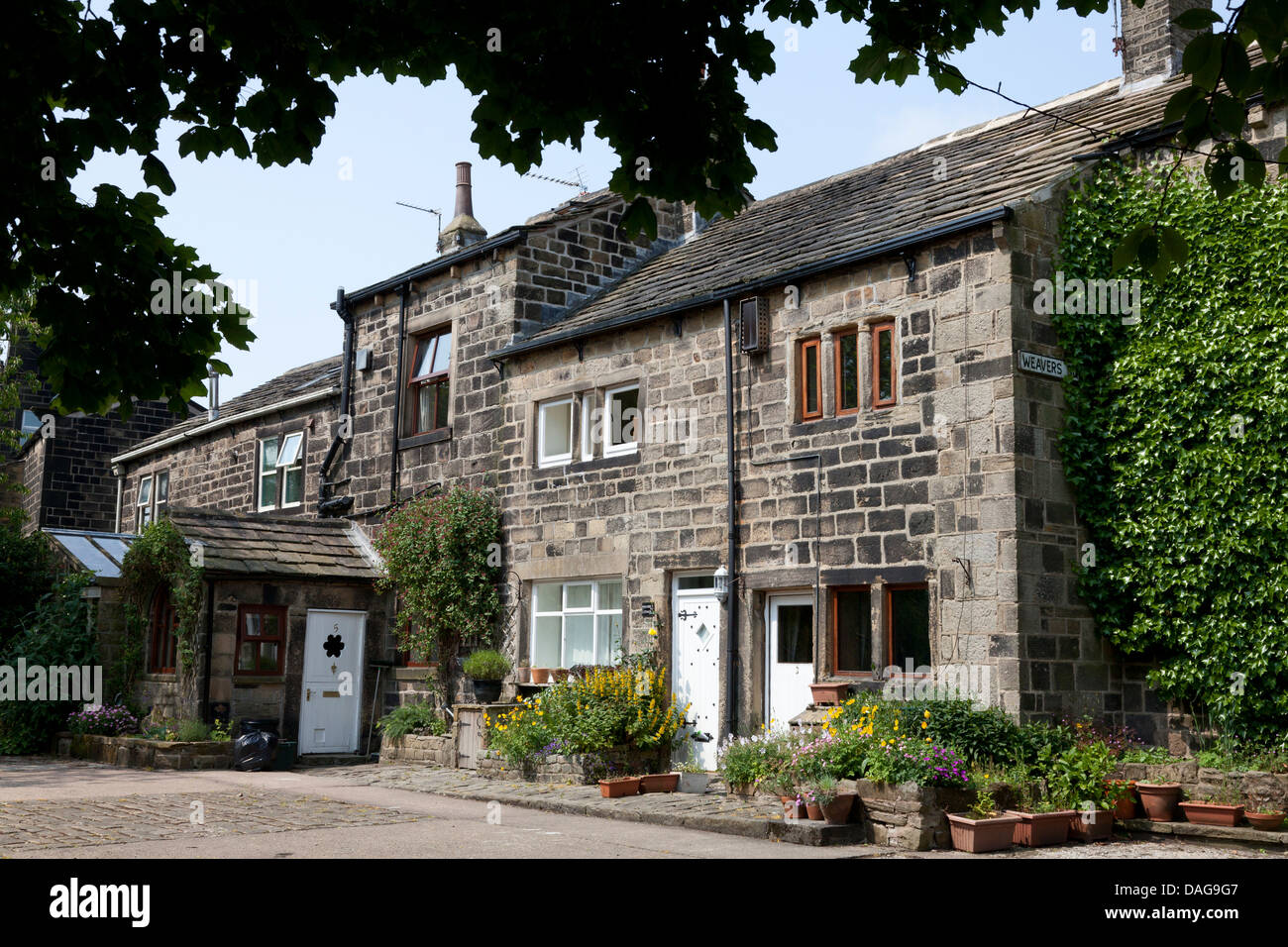 Yorkshire stone houses hi-res stock photography and images - Alamy