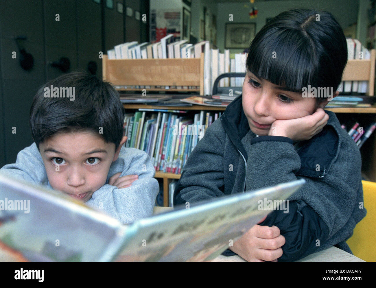 Children in a library hi-res stock photography and images - Alamy