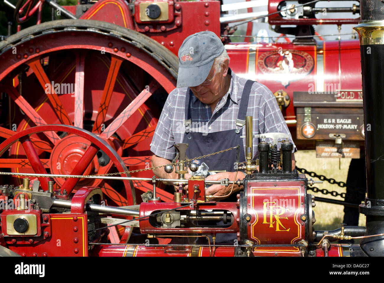 Ernie Eagle Polishing "Little Old Nick" a 1908 Marshall traction engine ...