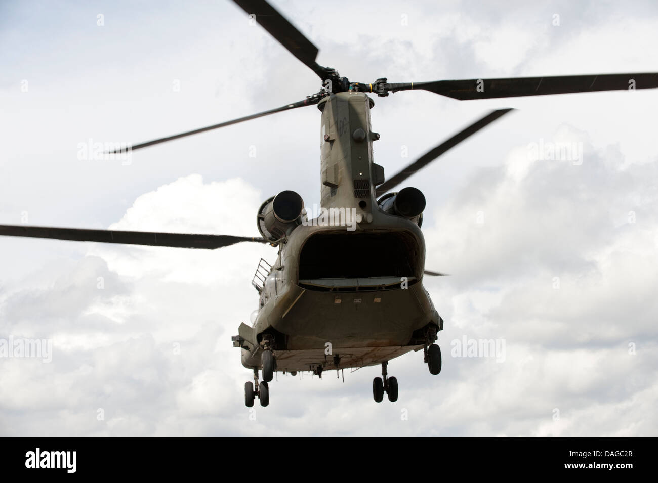 Chinook helicopter flying hi-res stock photography and images - Alamy