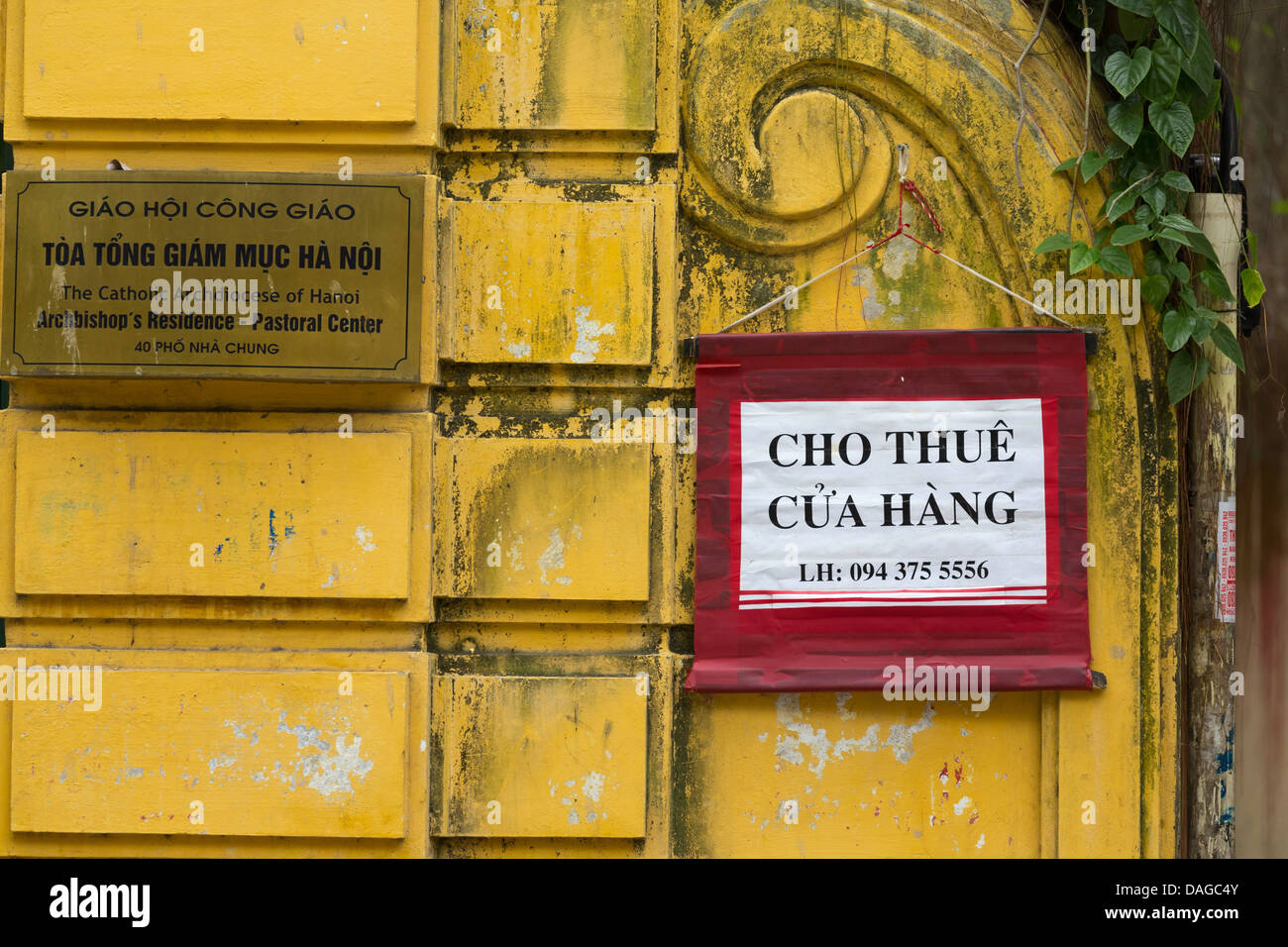 Street Name Plate in Hanoi, Vietnam Stock Photo - Alamy