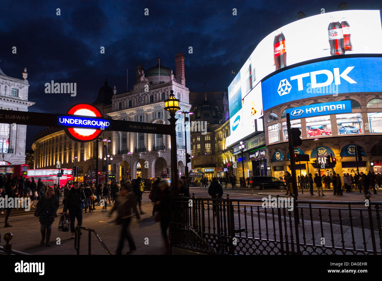 London streetscene sign piccadilly circus hi-res stock photography and ...