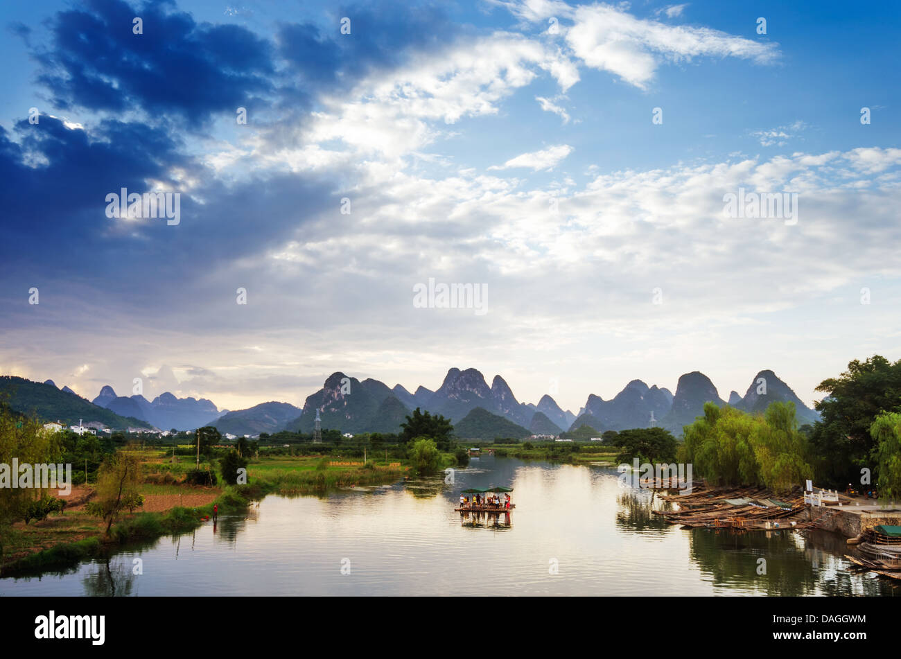 Guilin china boat hi-res stock photography and images - Alamy