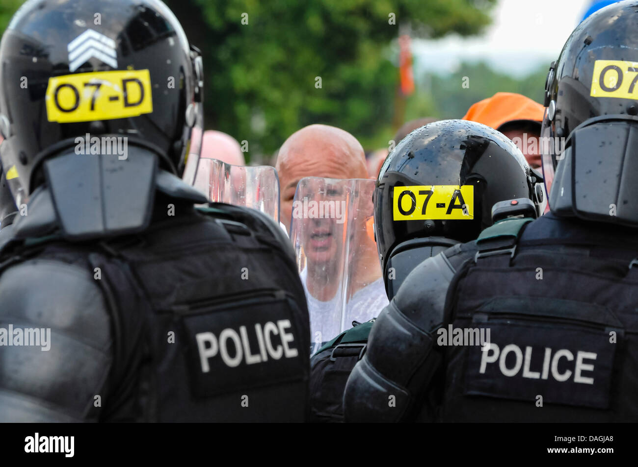 Belfast, Northern Ireland, 12th July 2013 - Loyalists confront PSNI ...