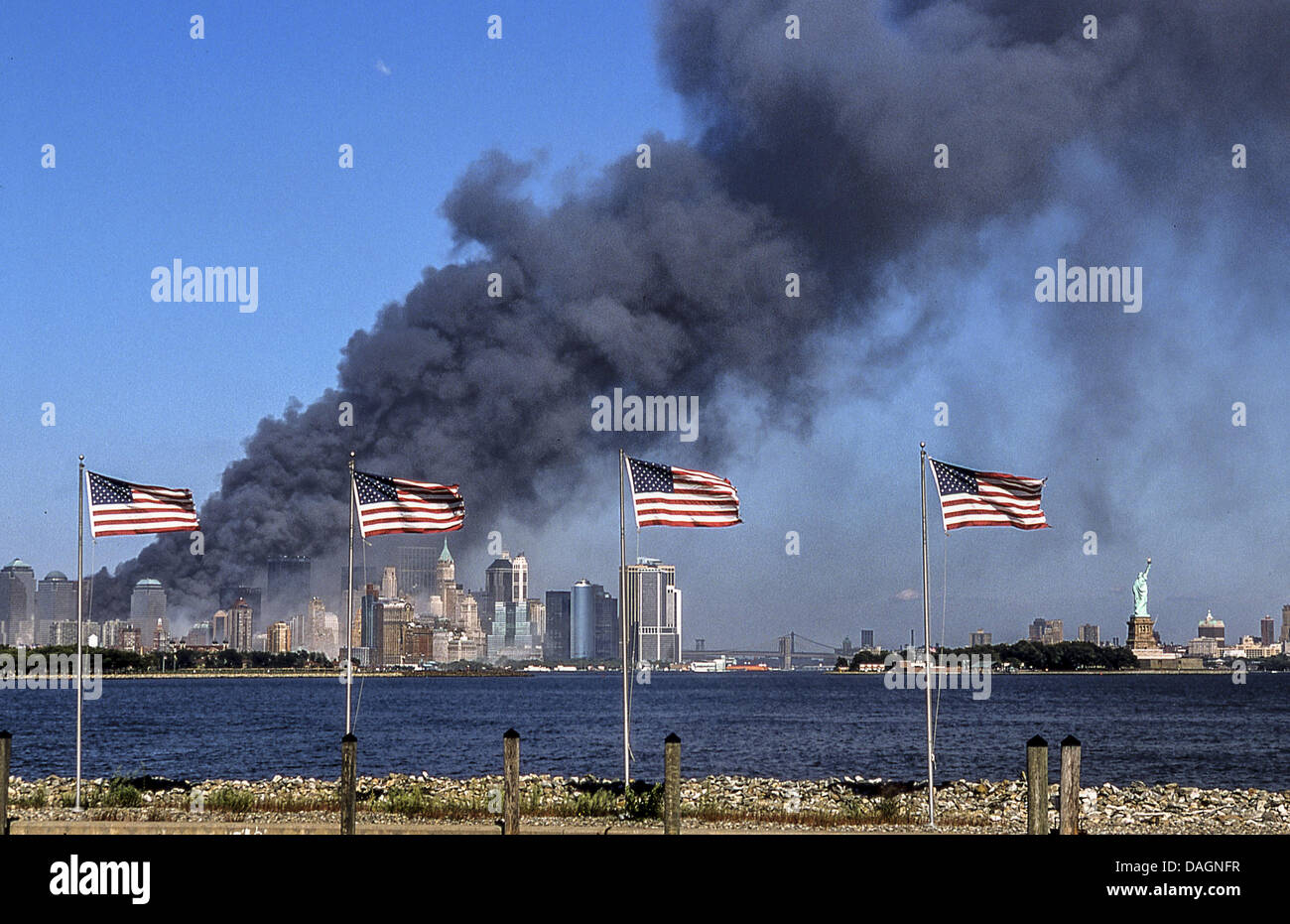 Statue of liberty september 11 2001 hi-res stock photography and images ...