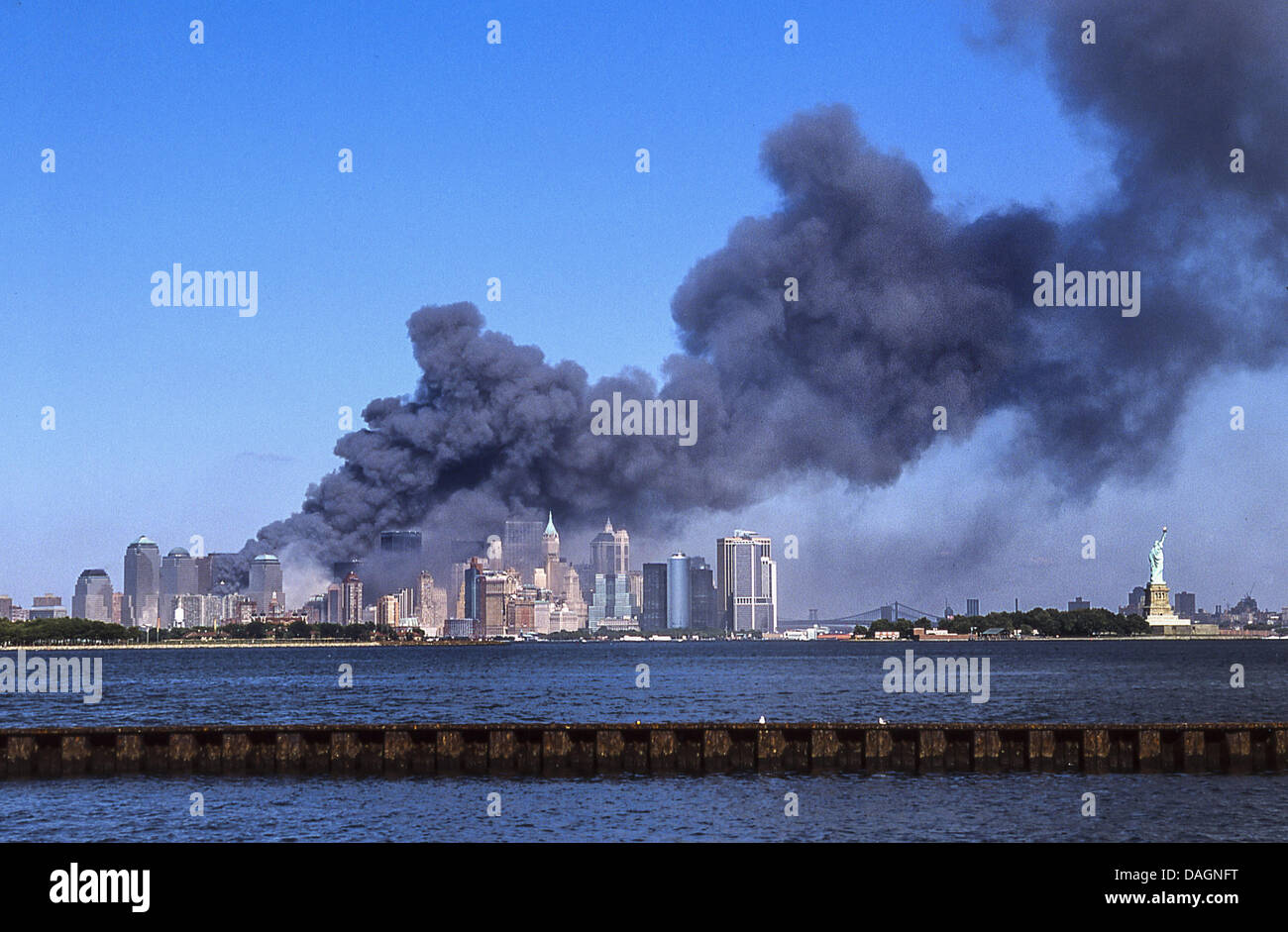 Statue of liberty september 11 2001 hi-res stock photography and images ...