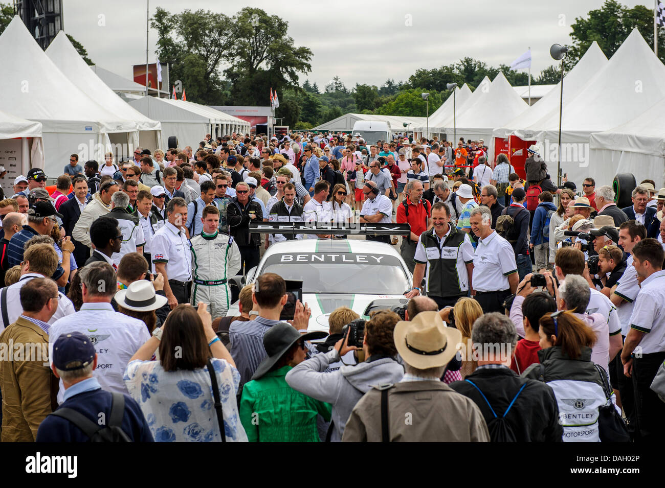 Crowd around car hi-res stock photography and images - Alamy