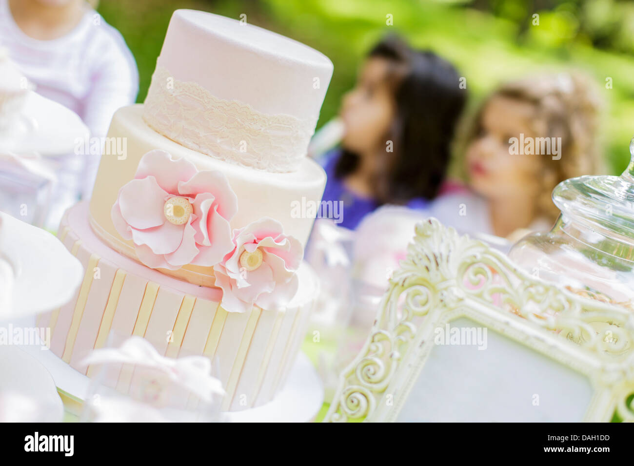 Birthday cake outdoor hi-res stock photography and images - Alamy