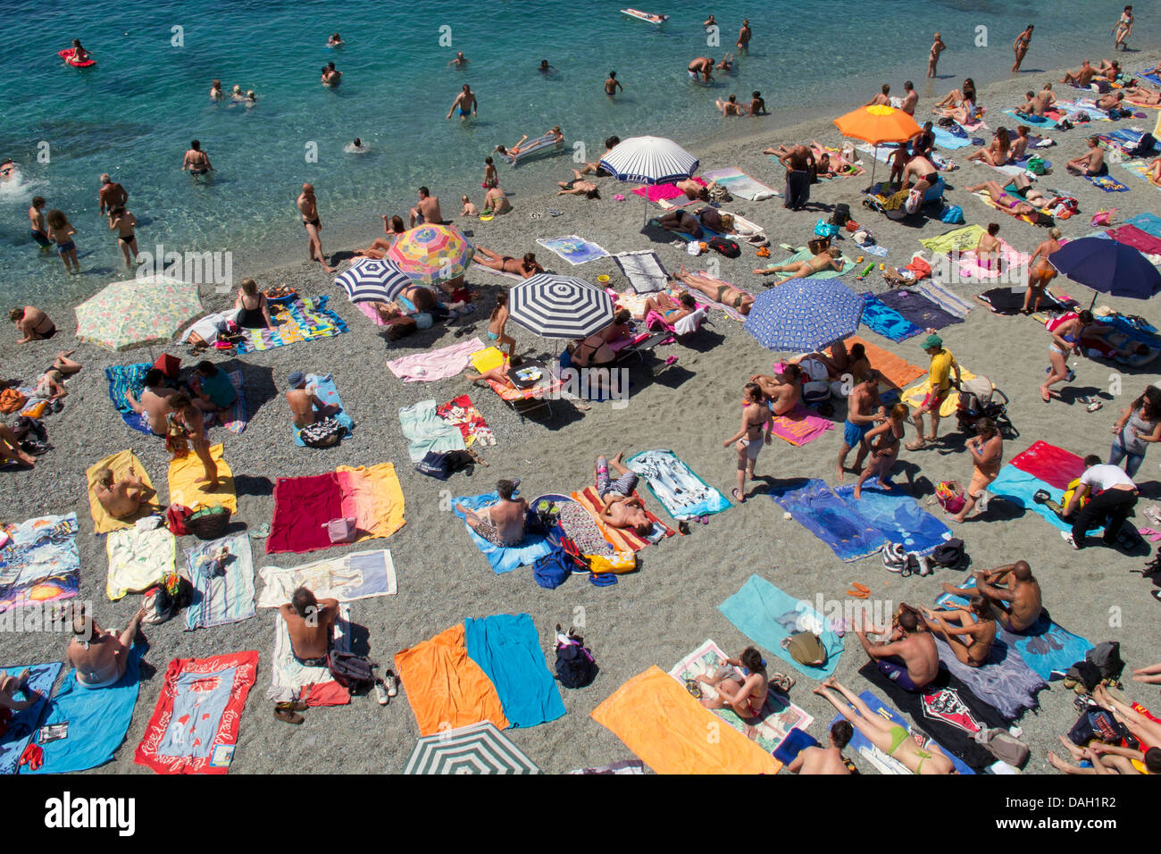 Beach crowded italy hi-res stock photography and images - Alamy