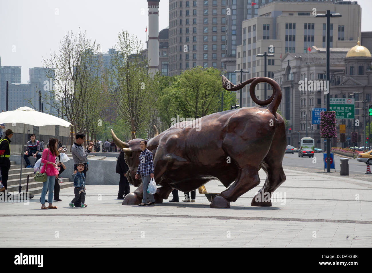Sculpture on the bund hi-res stock photography and images - Alamy