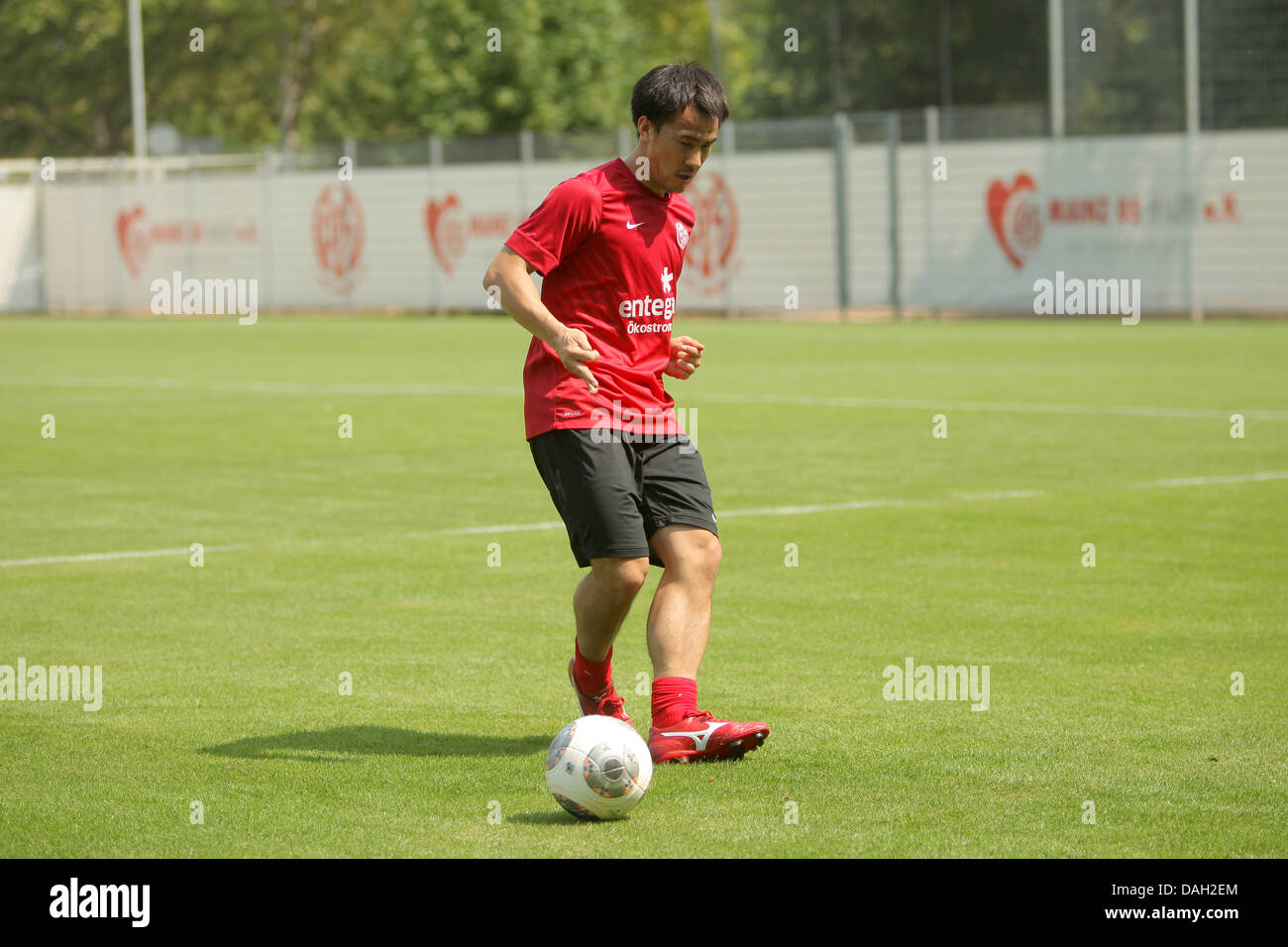 New player Shinji Okazaki of soccer Bundesliga team 1st FSV Mainz 05 ...
