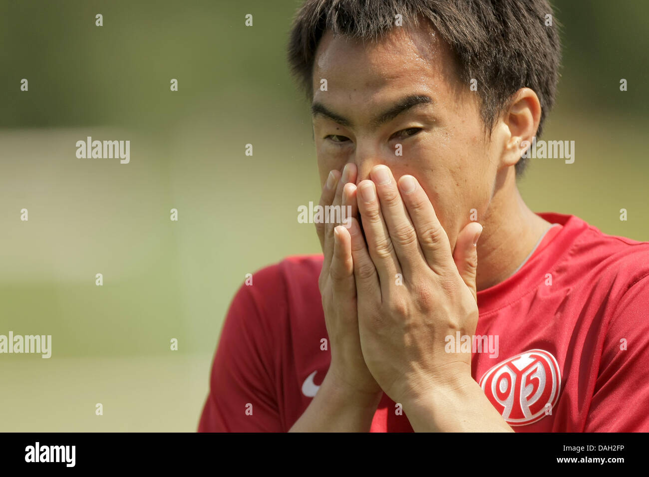 New player Shinji Okazaki of soccer Bundesliga team 1st FSV Mainz 05 ...