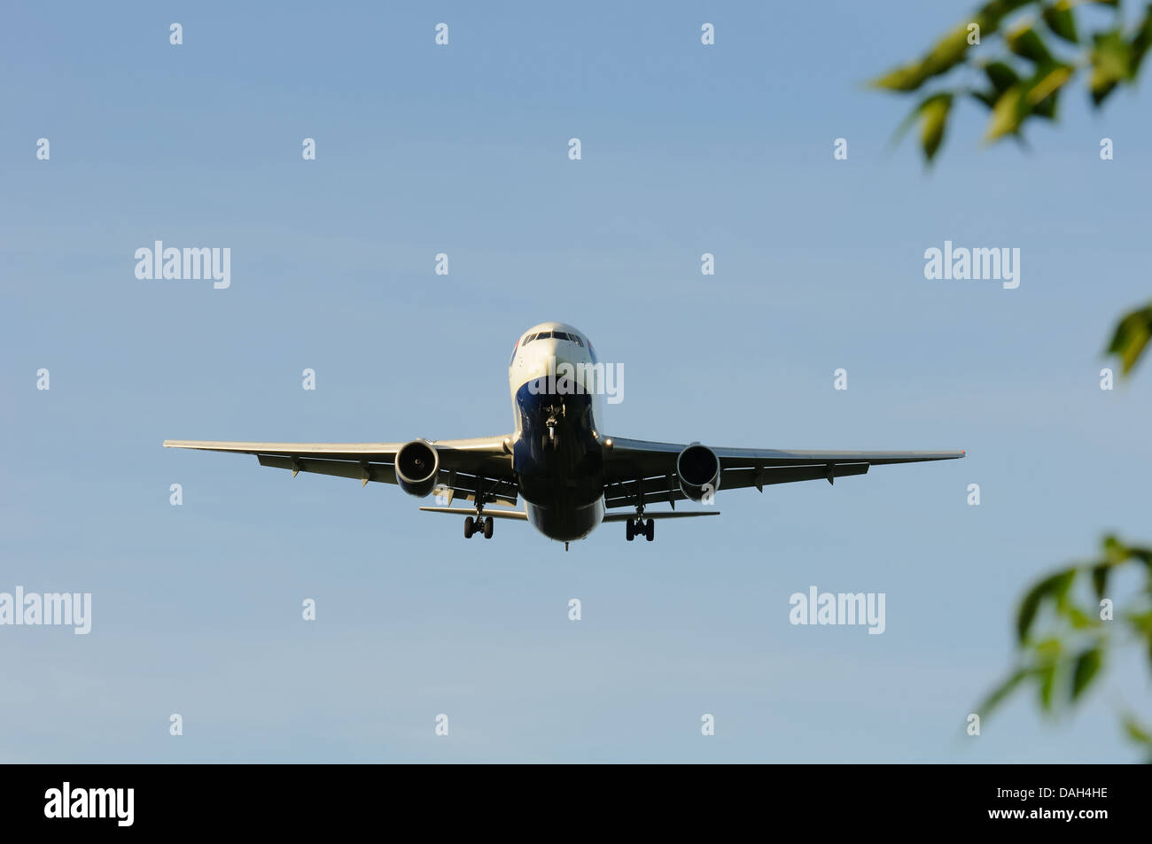 Large aircraft hi-res stock photography and images - Alamy