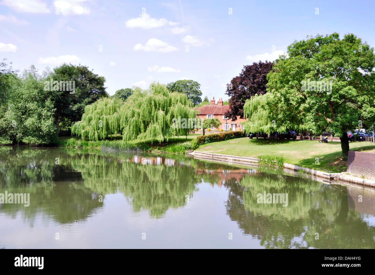 Berks - Sonning on Thames - picturesque view willow trees cottages ...