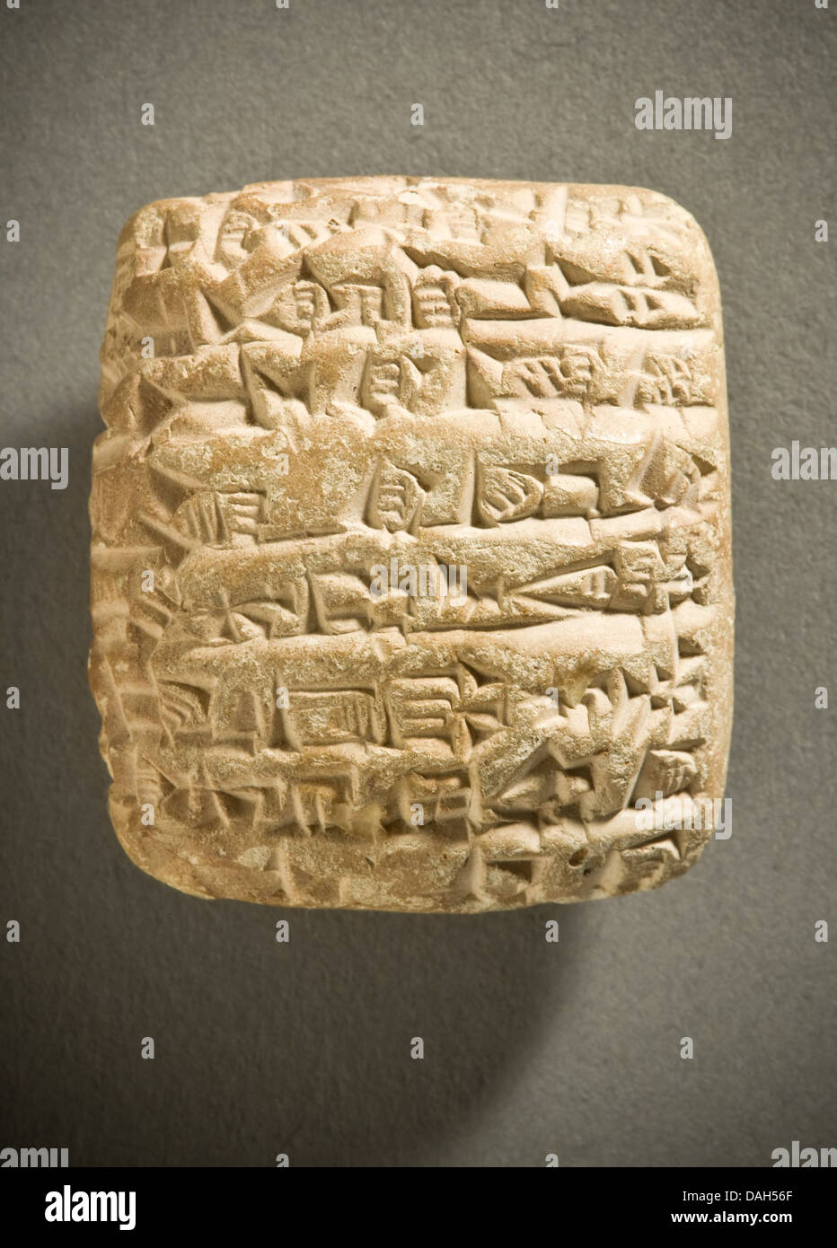 Sumerian cuneiform tablet hi-res stock photography and images - Alamy