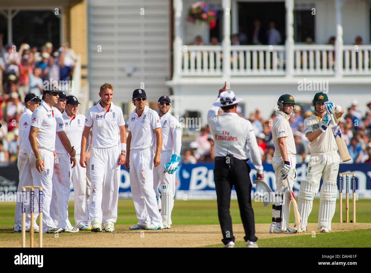 Cricket umpire signals out hi-res stock photography and images - Alamy