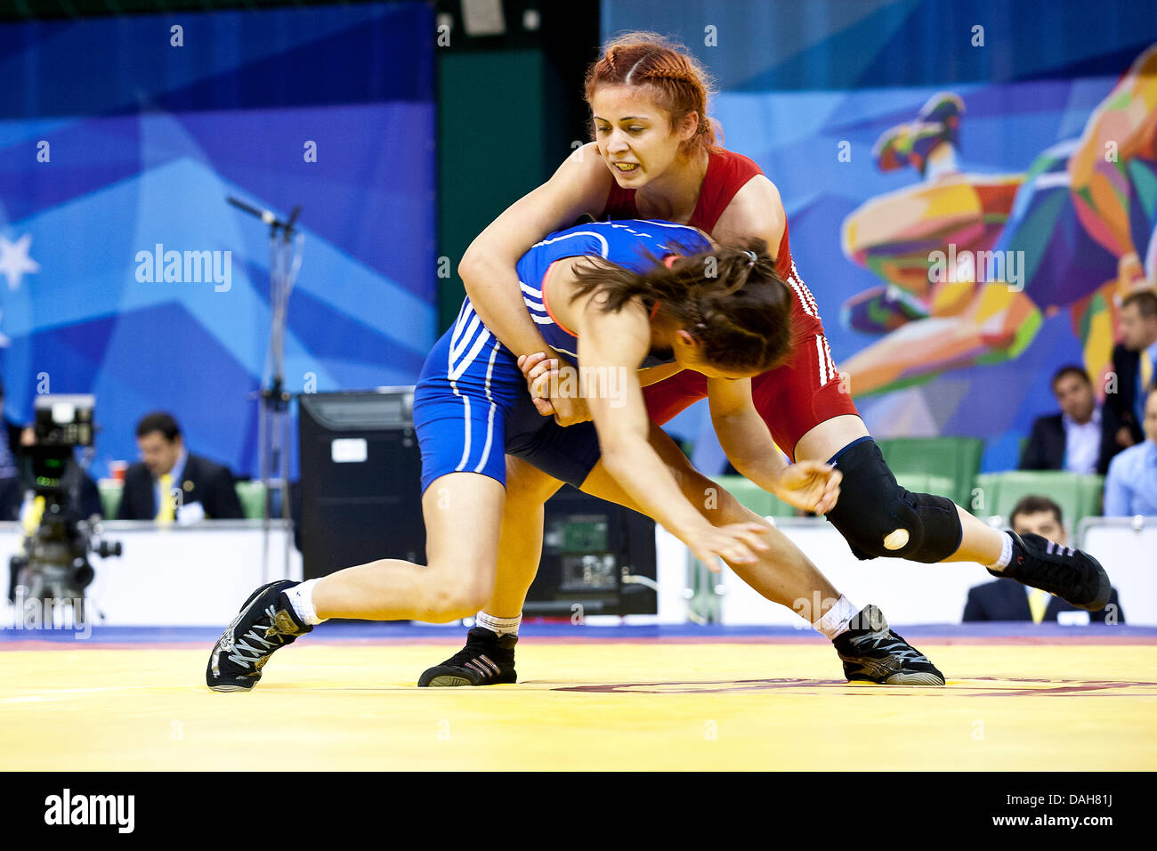 Women wrestling freestyle hi-res stock photography and images - Alamy