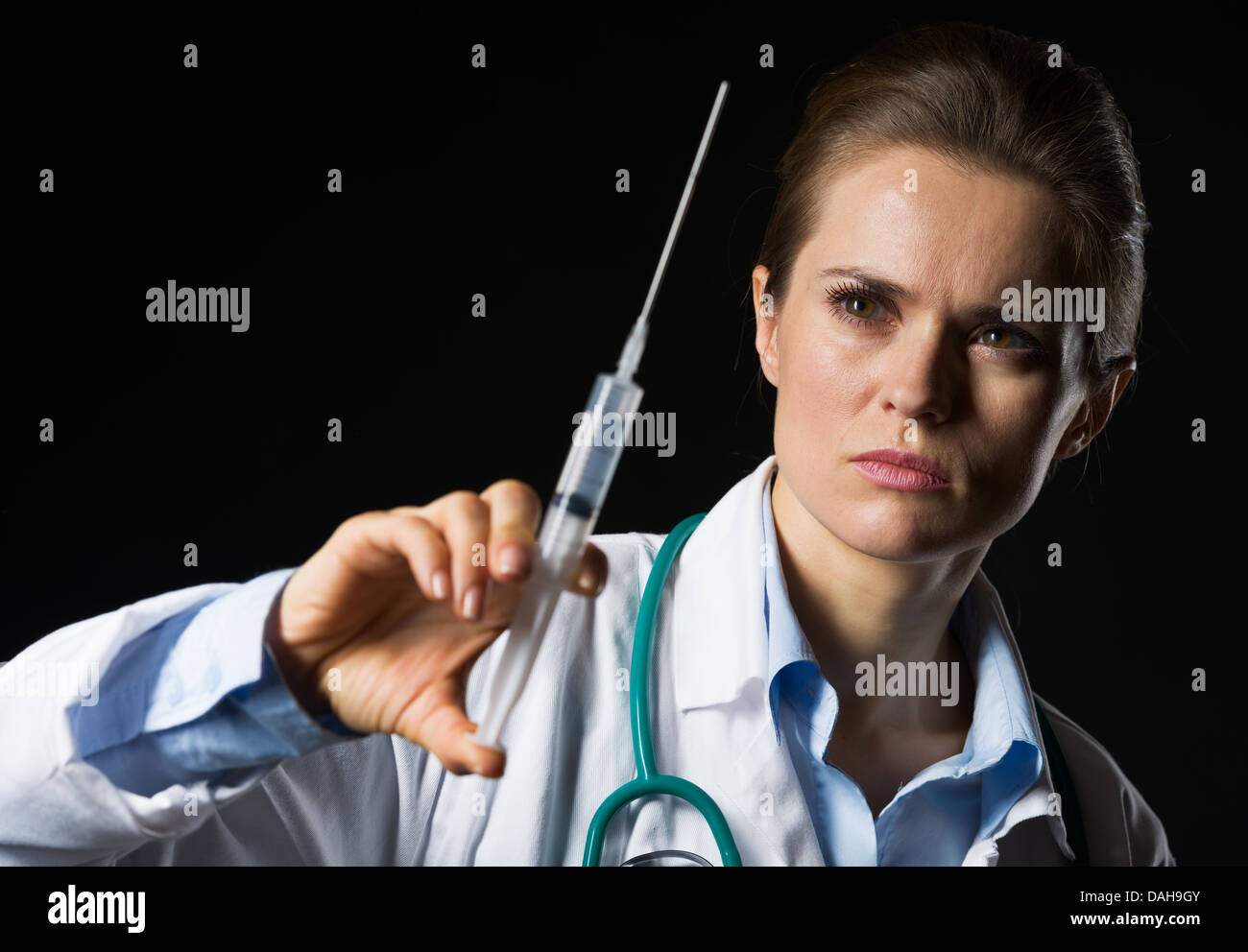 Medical worker using syringe hi-res stock photography and images - Alamy