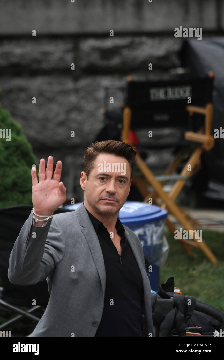 Actor walking waving hi-res stock photography and images - Alamy