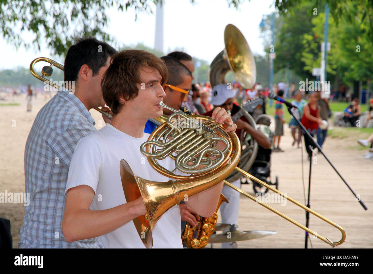 Band playing instruments hi-res stock photography and images - Alamy