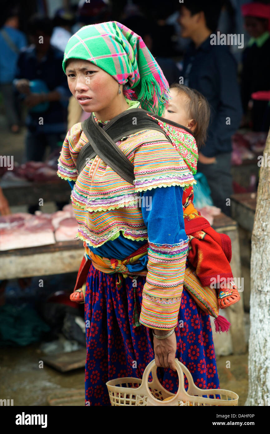 Flower Hmong woman with baby in distinctive tribal dress. Bac Ha market ...