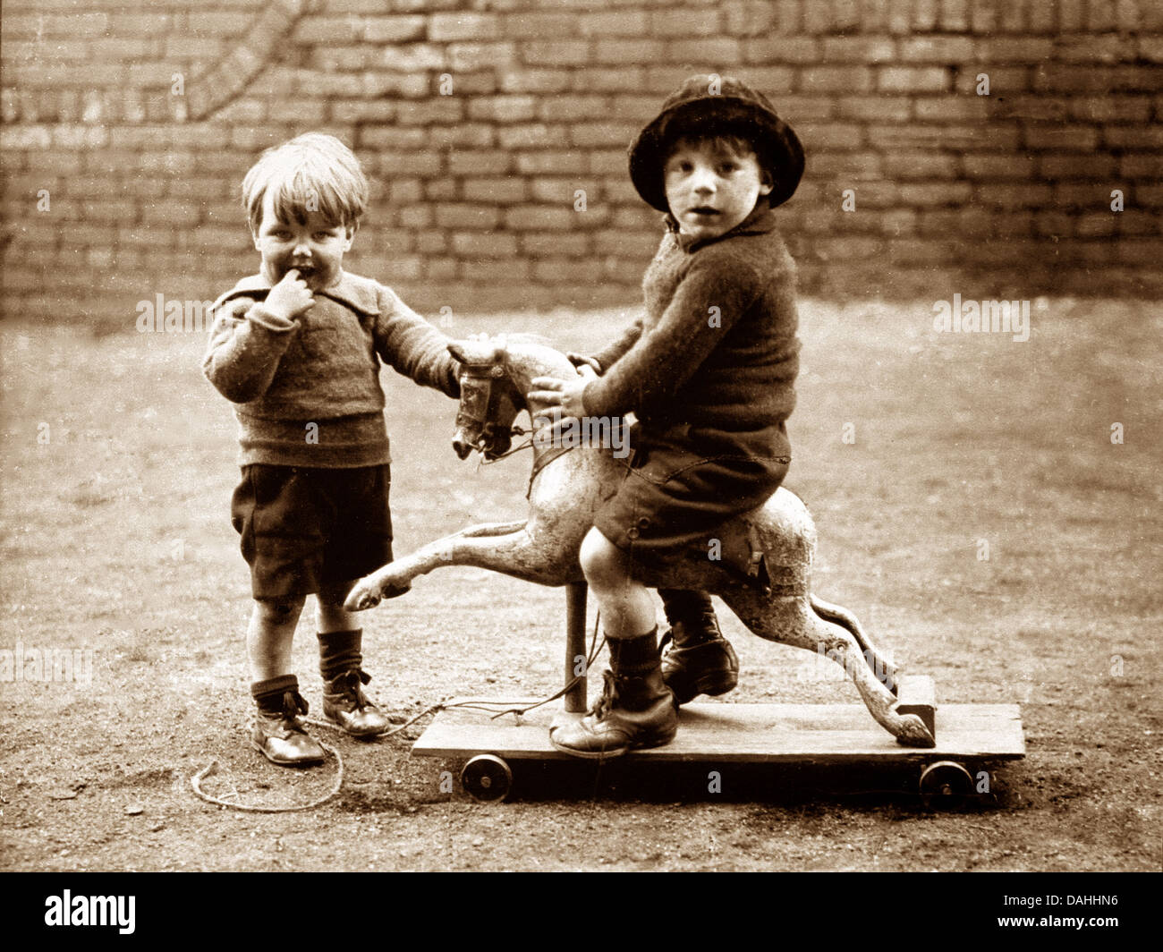 Child england early 1900s hi-res stock photography and images - Alamy