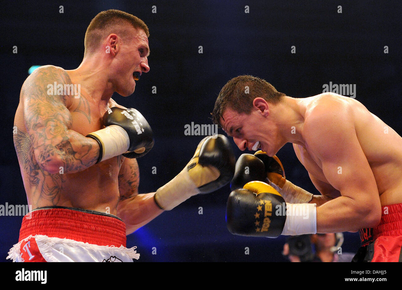 German boxer Robin Krasniqi (R) in action against his Czech challenger ...