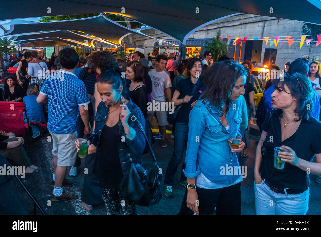Crowds nightclubs outside hi-res stock photography and images - Alamy
