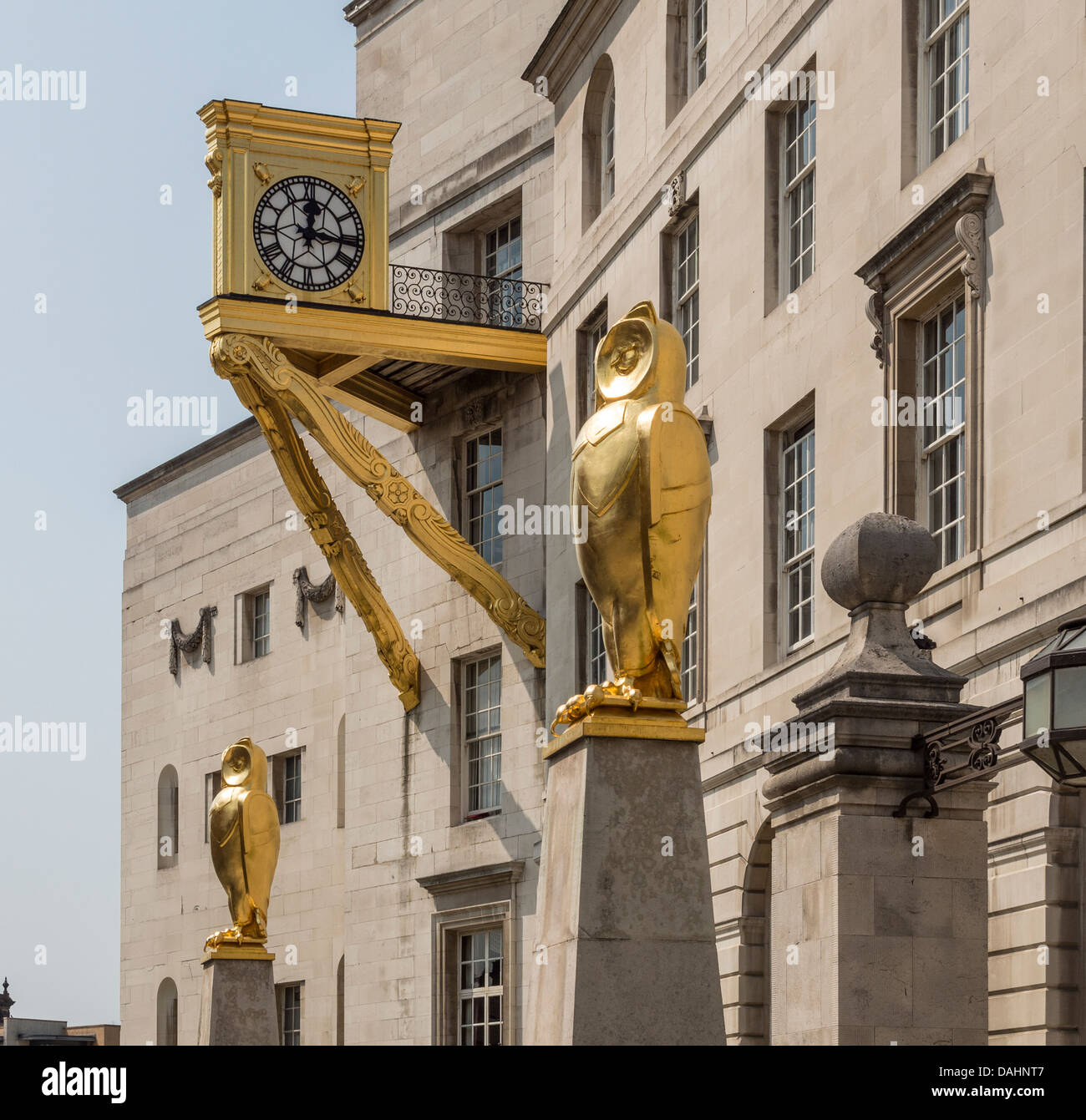 Owl clock hi-res stock photography and images - Alamy