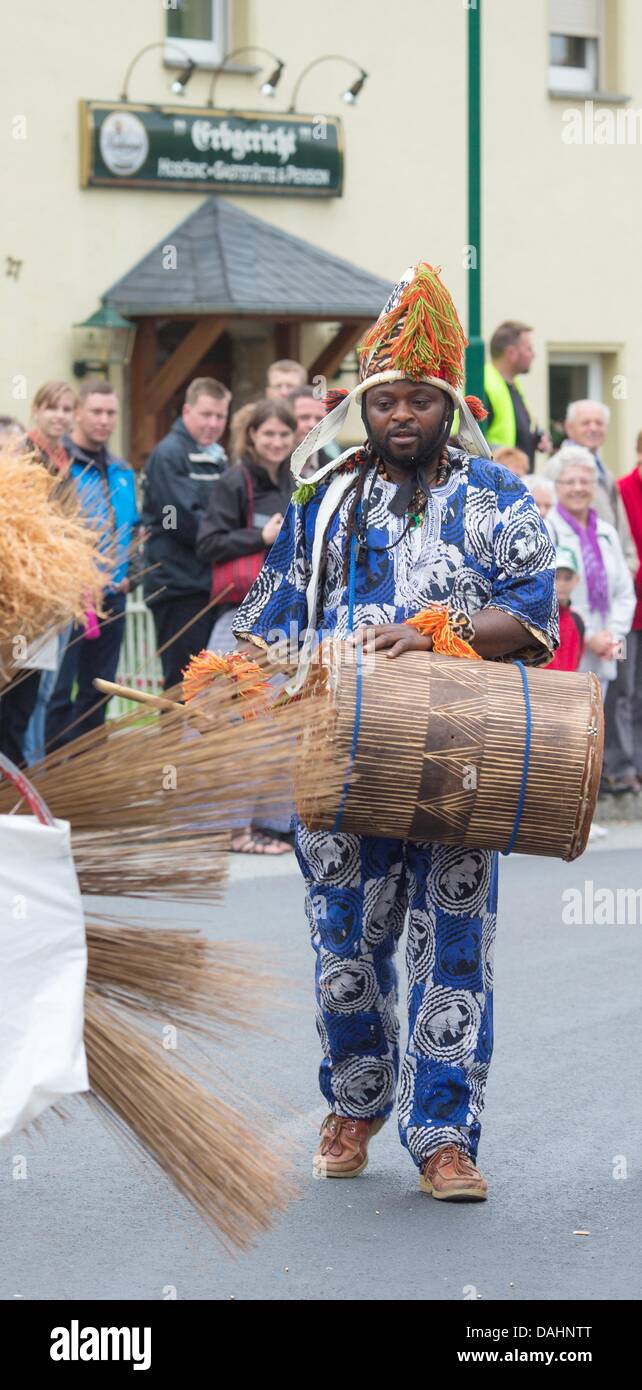 Traditional congolese dance hi-res stock photography and images - Alamy