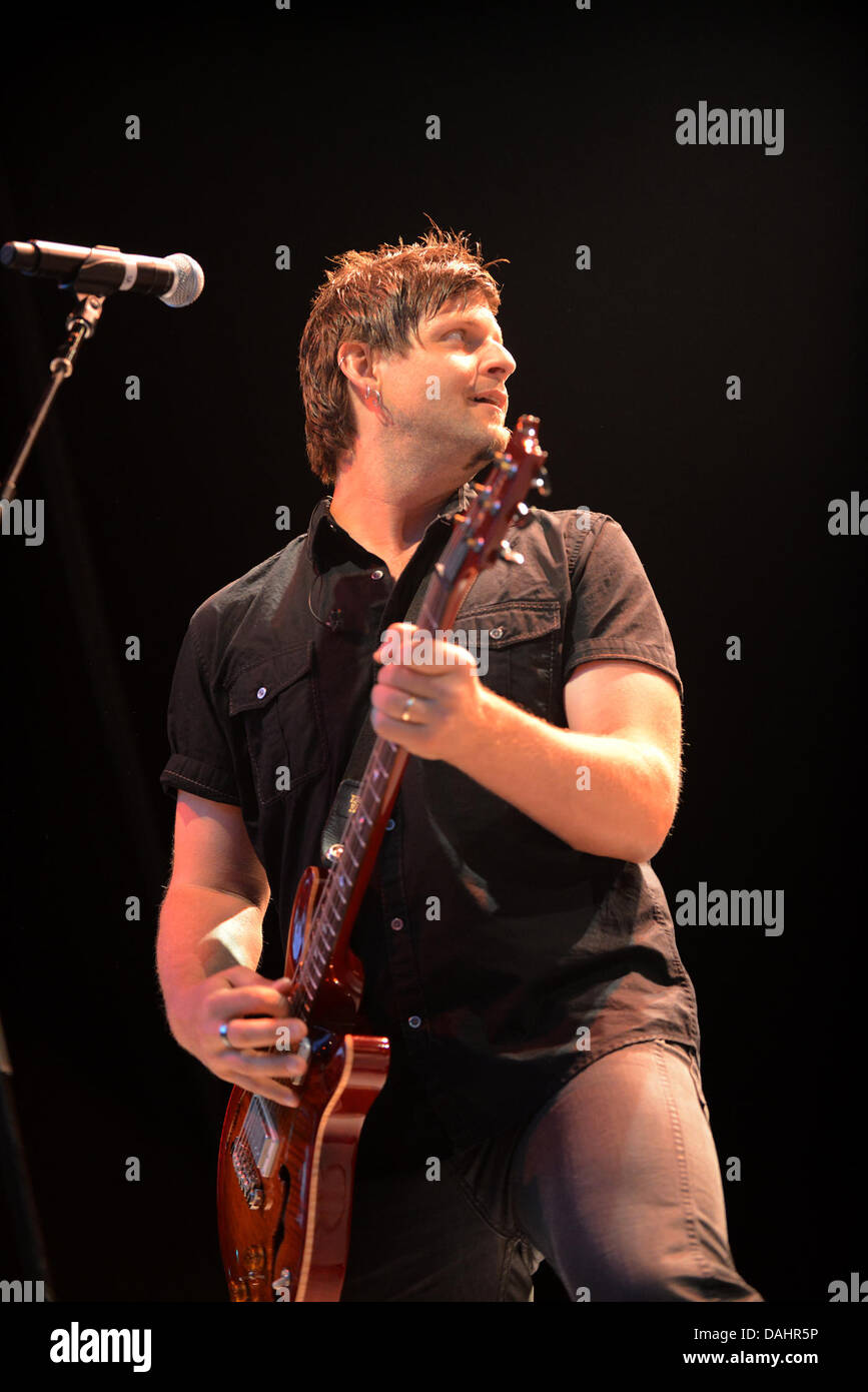 Los Angeles, California, USA. 14th July, 2013. Musician- KEITH KANE on guitar for the band ...