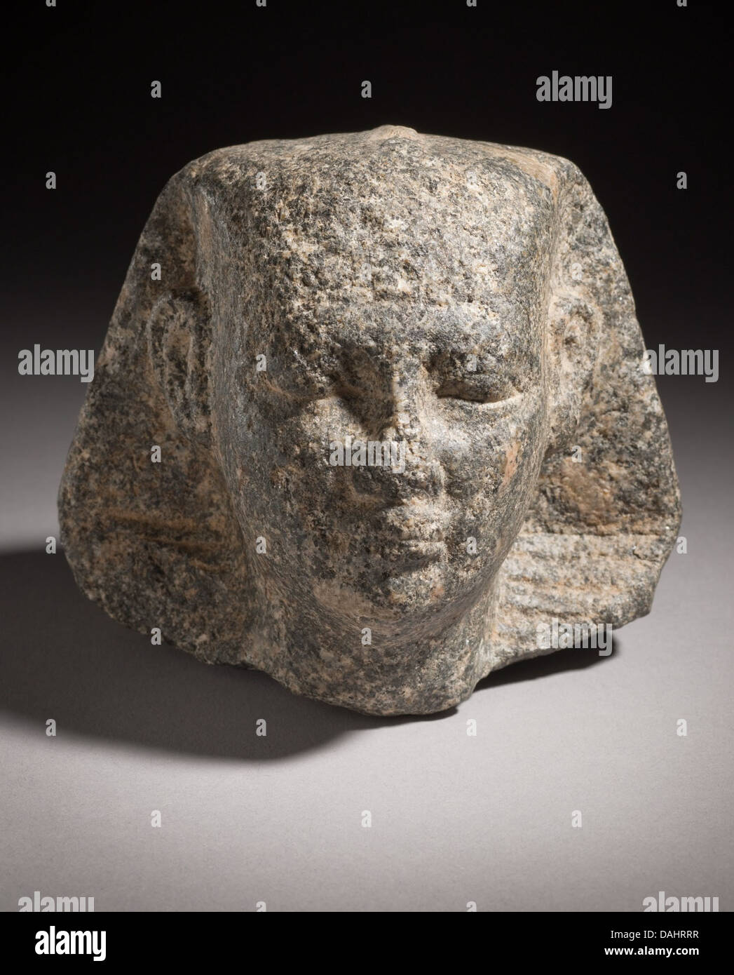 Ancient egyptian sculpture head hi-res stock photography and images - Alamy