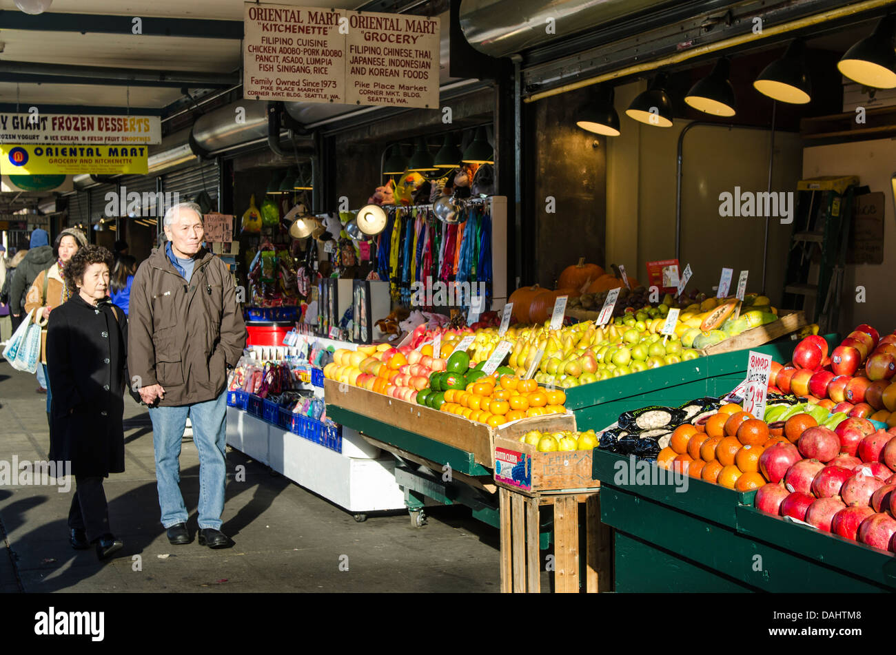 Market outdoor farmers seattle fruit hi-res stock photography and ...