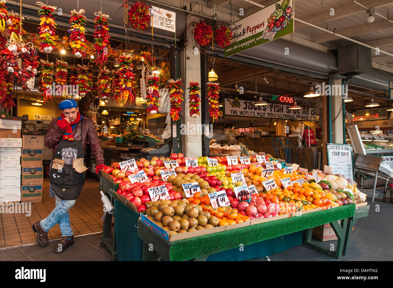 Market outdoor farmers seattle fruit hi-res stock photography and ...
