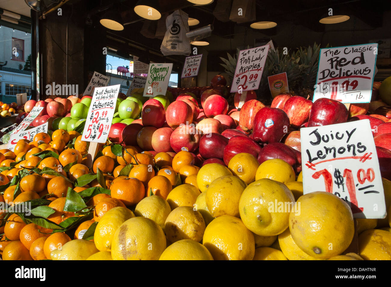 Market outdoor farmers seattle fruit hi-res stock photography and ...