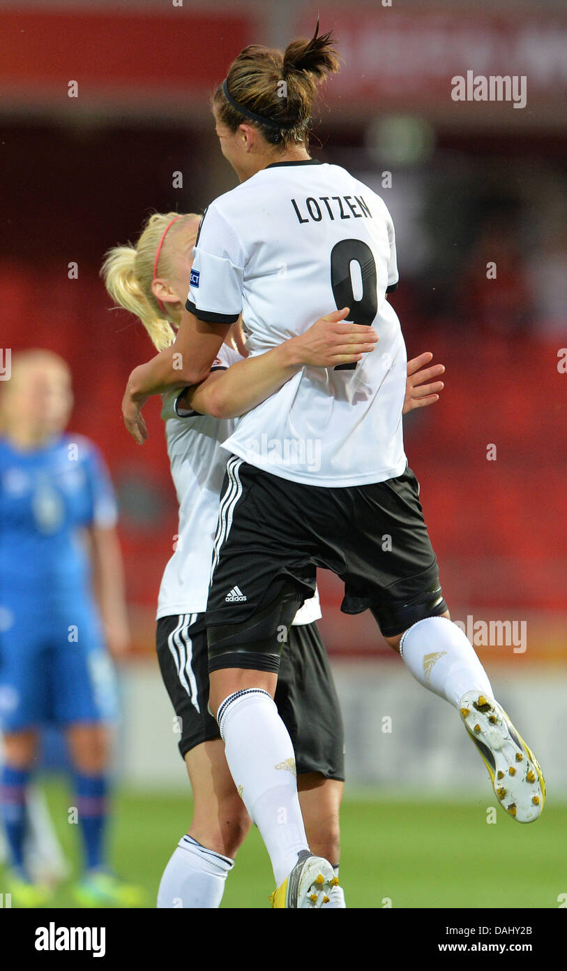 Lena Lotzen (r) of Germany celebrates her goal with Leonie Maier during ...