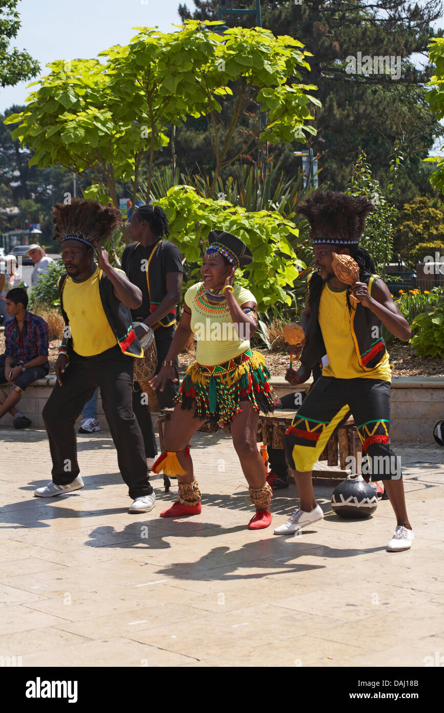 Traditional dancer zimbabwe hi-res stock photography and images - Alamy