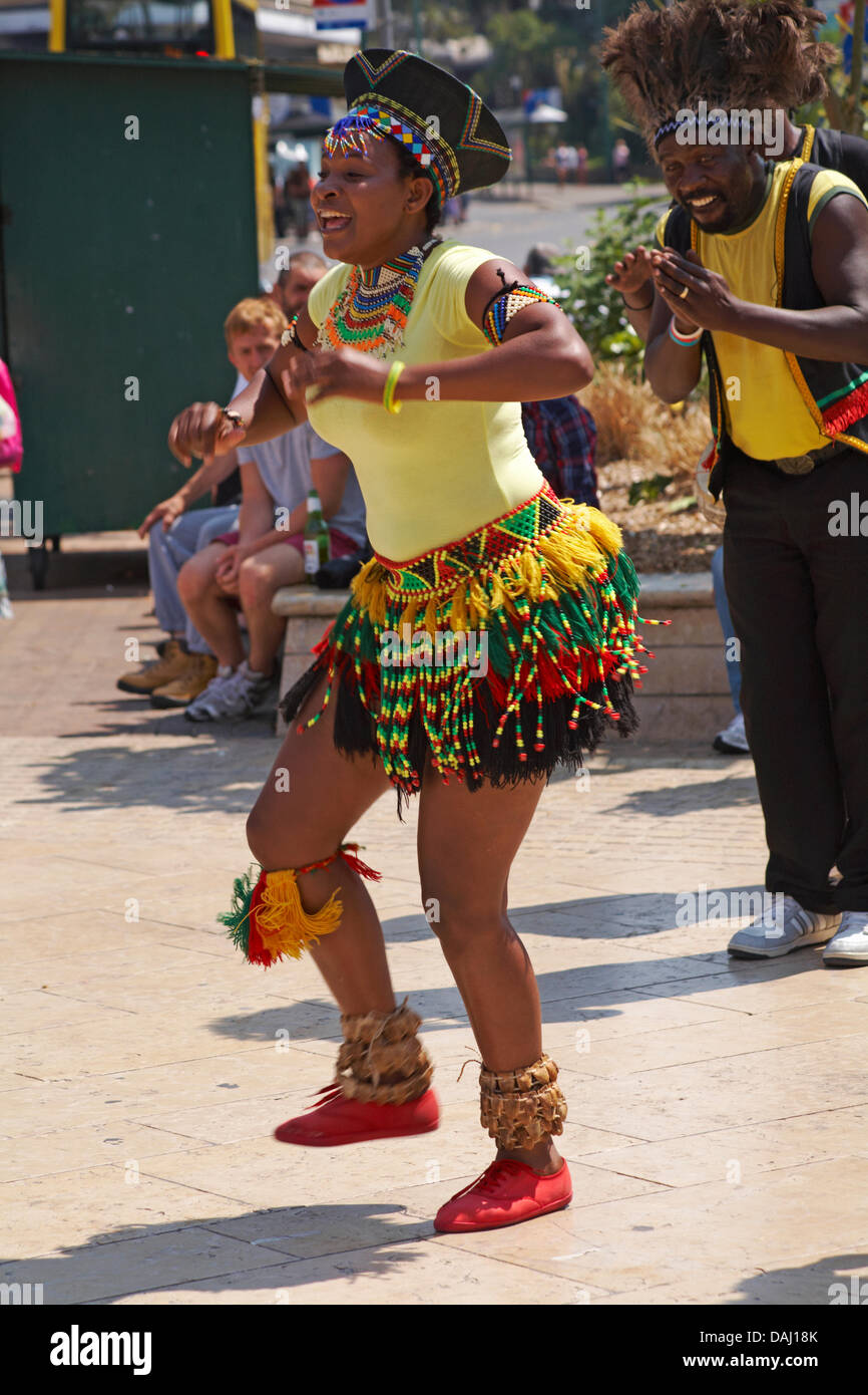 Traditional dancer zimbabwe hi-res stock photography and images - Alamy