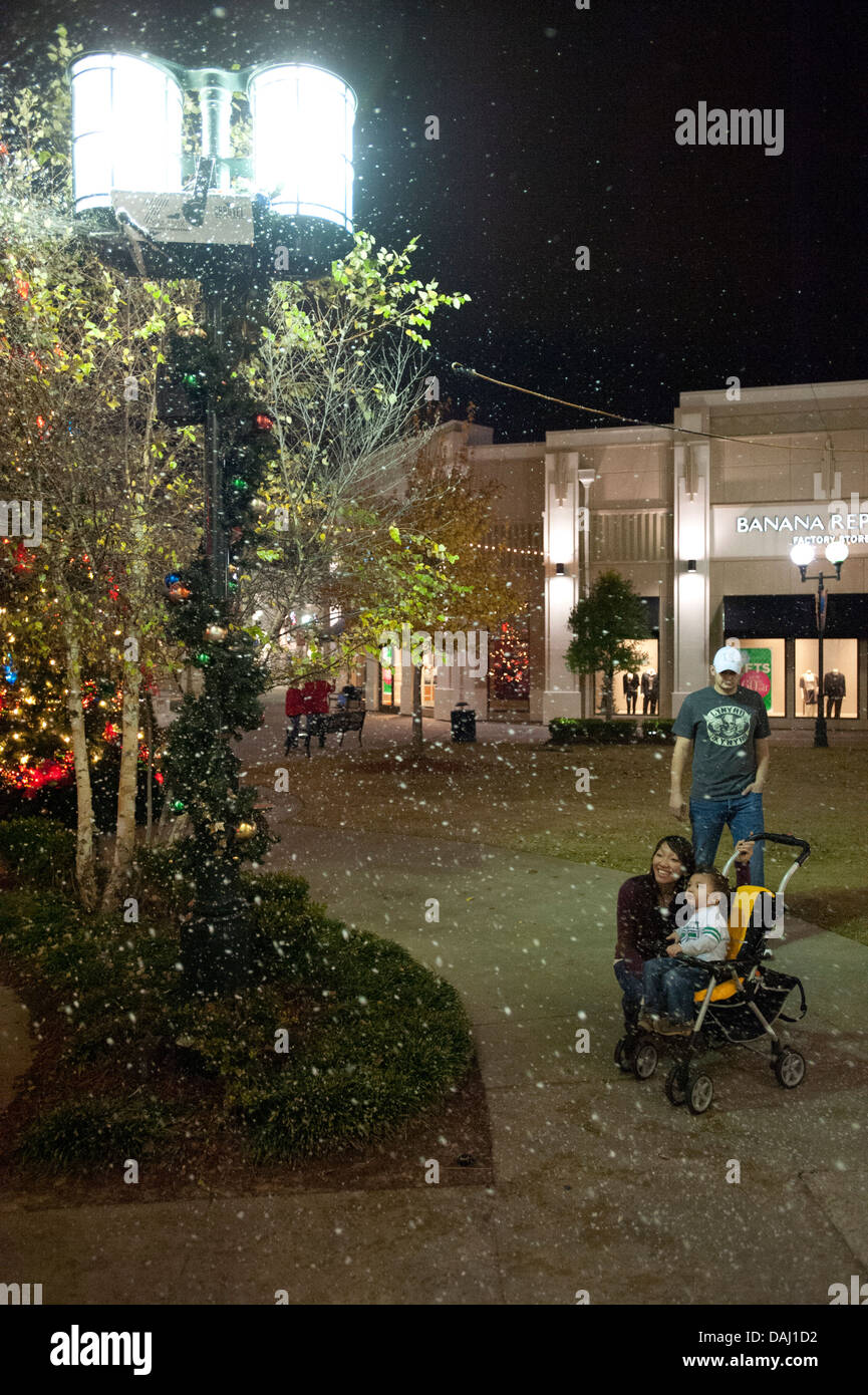 Artificial snow city hi-res stock photography and images - Alamy