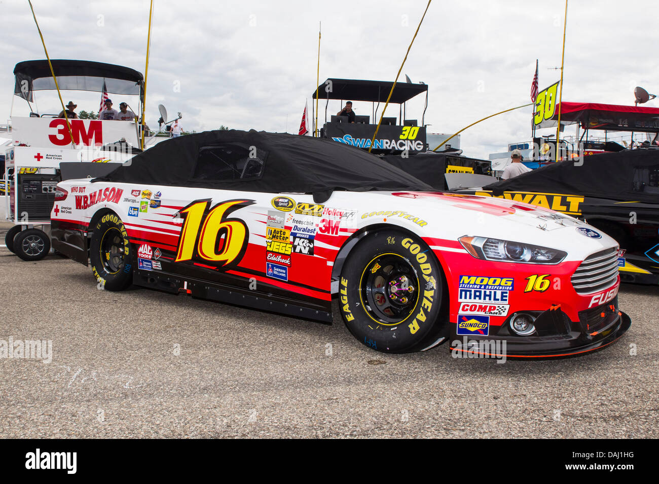 Cars on sales pit hi-res stock photography and images - Alamy