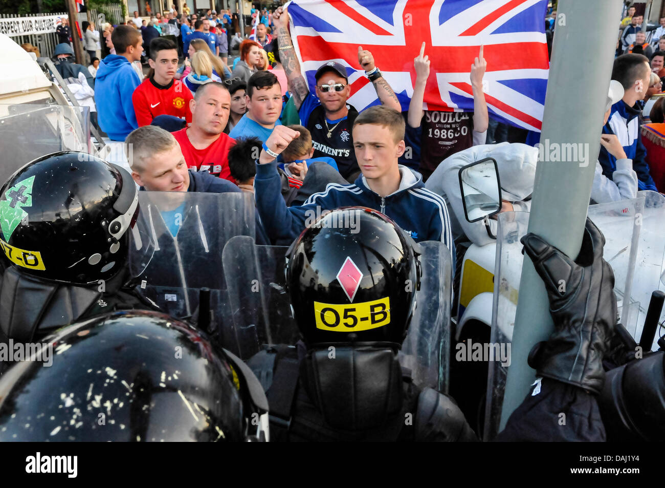 Belfast, Northern Ireland, 14th July 2013 - PSNI in riot gear hold back ...