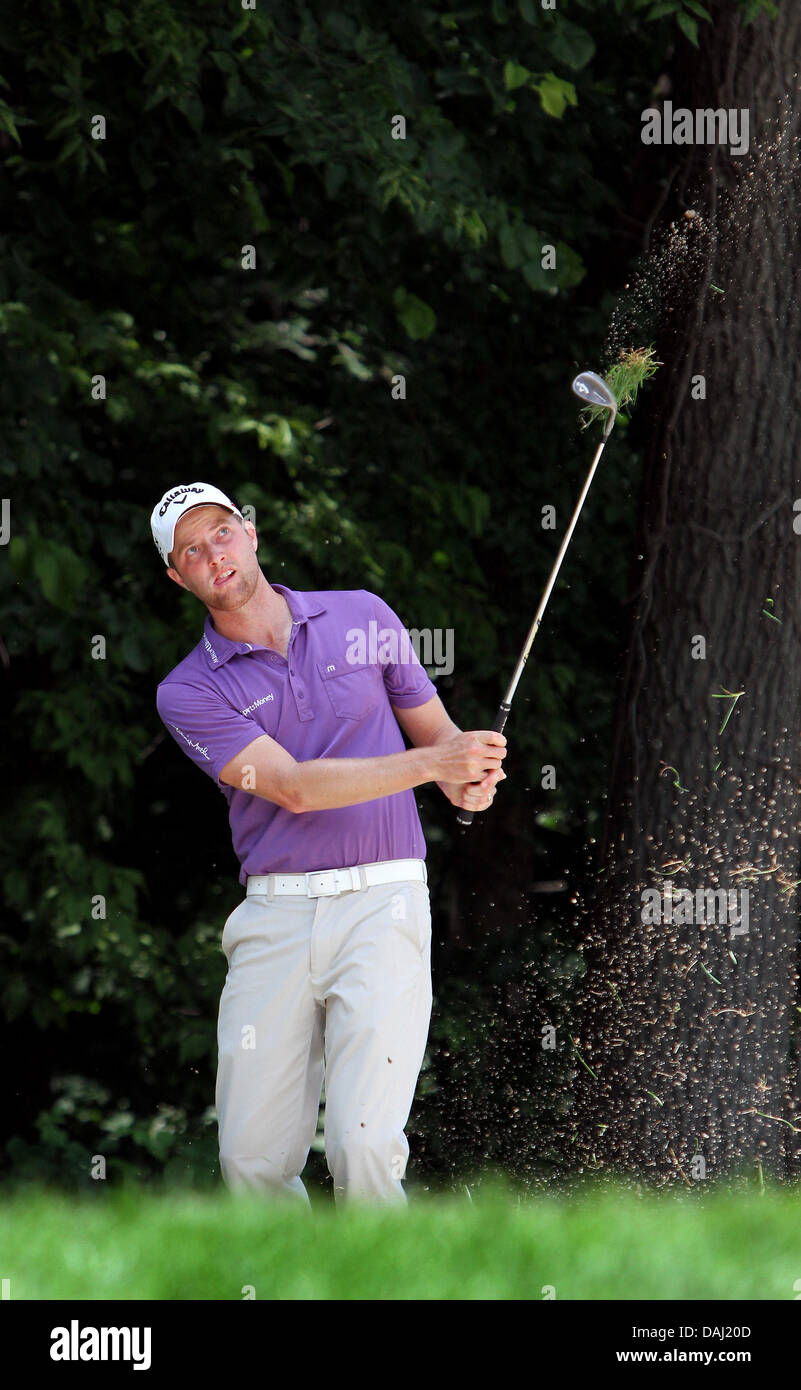 July 14, 2013 - Silvis, ILLINOIS, USA - Chris Kirk watches his shot ...