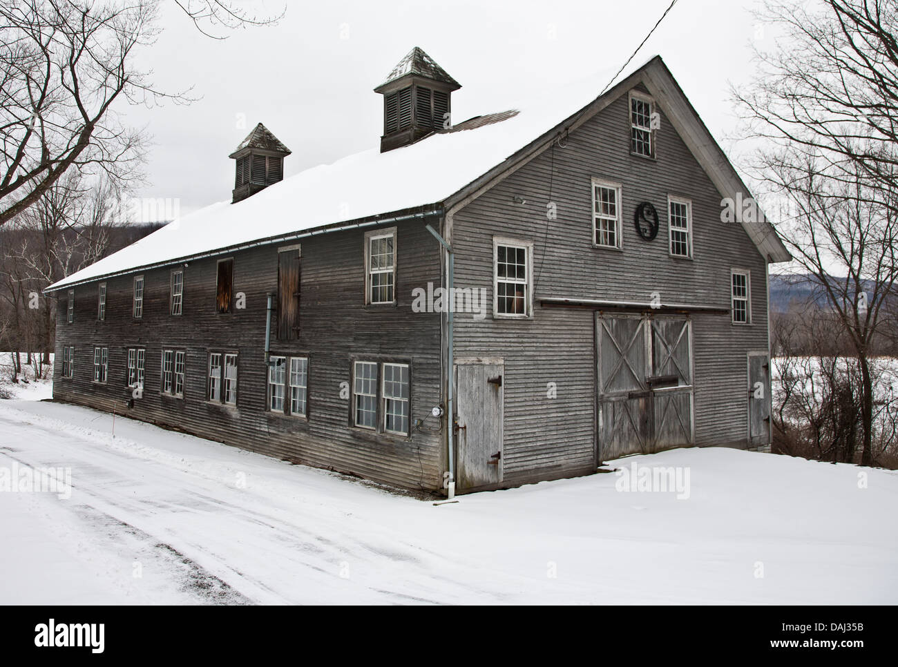 Grey wooden barns hi-res stock photography and images - Alamy