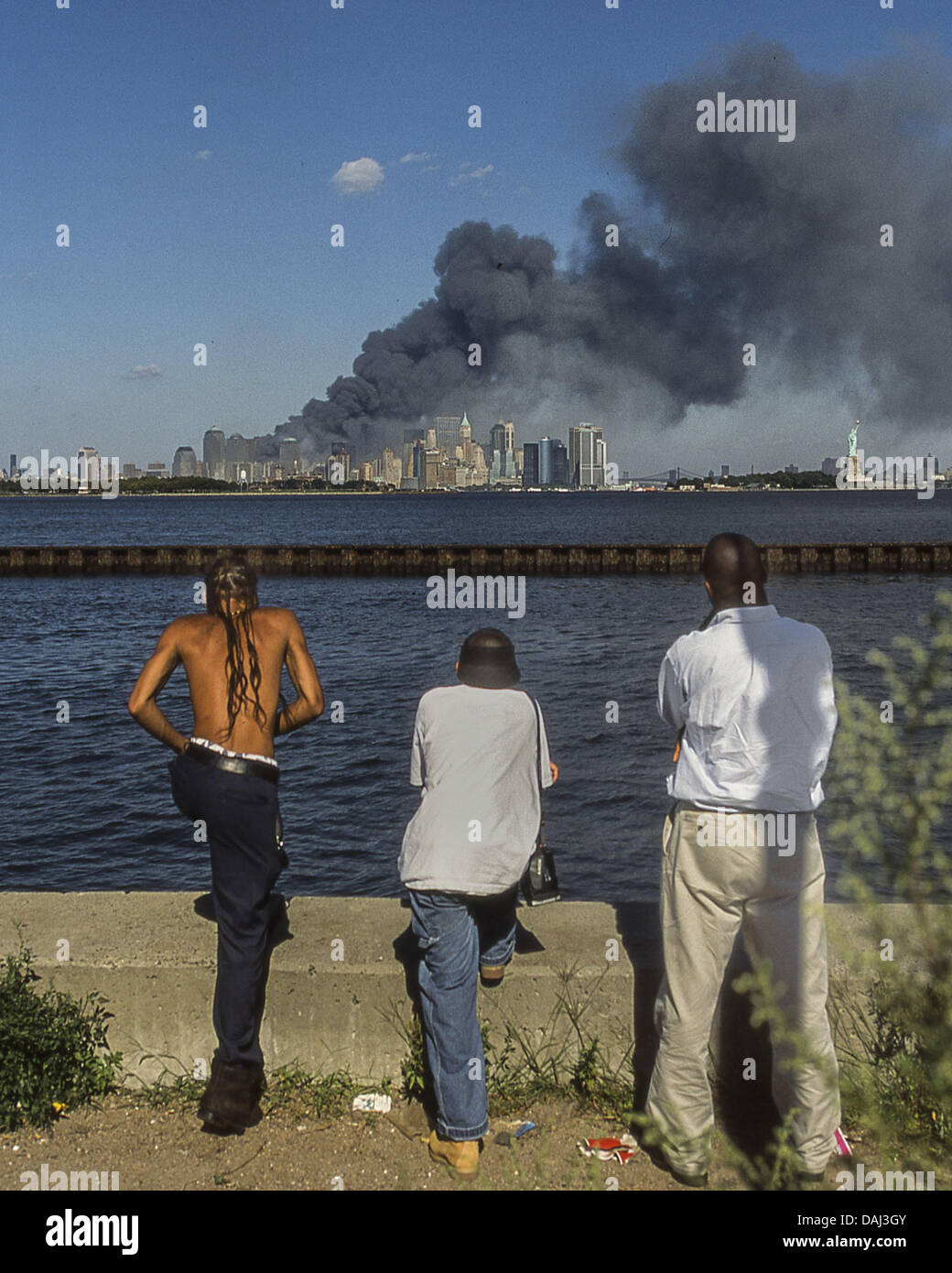 Statue of liberty september 11 2001 hi-res stock photography and images ...