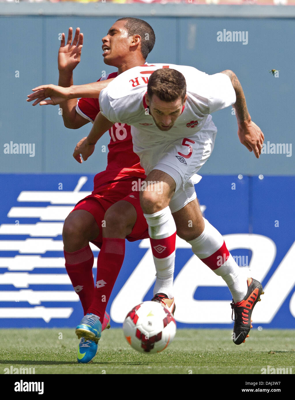 Denver, Colorado, USA. 14th July, 2013. Panama's JAIRO JIMENEZ (L) gets ...