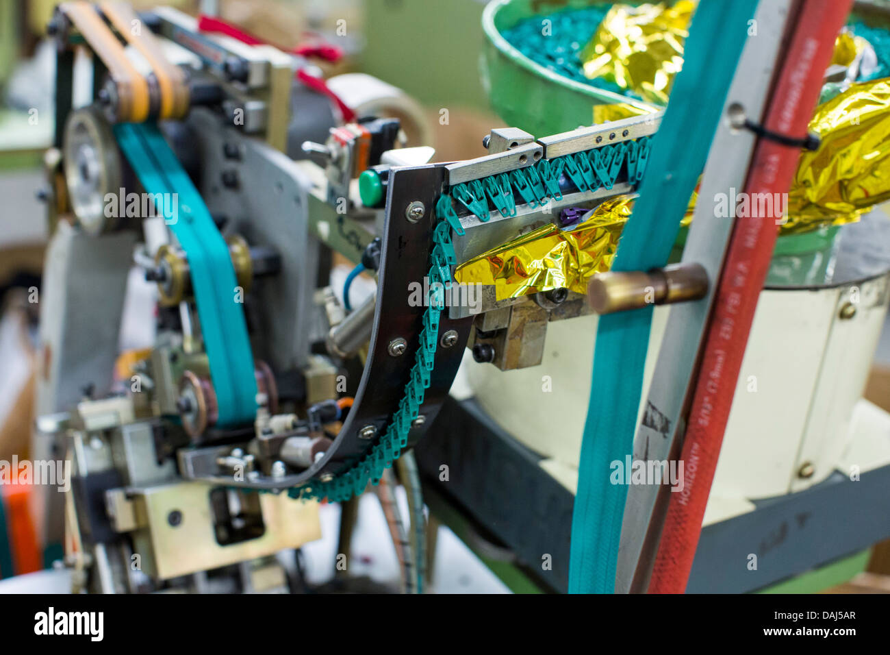 The UCAN zipper factory in downtown Los Angeles Stock Photo - Alamy